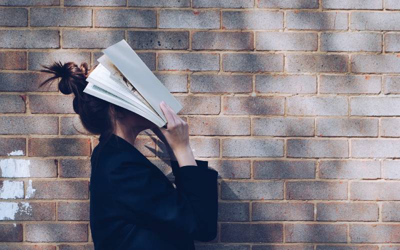 10 Bad Body Language Habits You Need to Get Rid Of – Habits & Routines