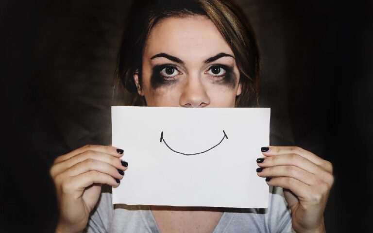 What Smiling Depression Is and What You Can Do If Someone You Love Has ...
