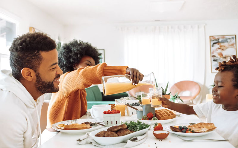 Here’s How Eating Together Benefits Your Kids – Habits & Routines