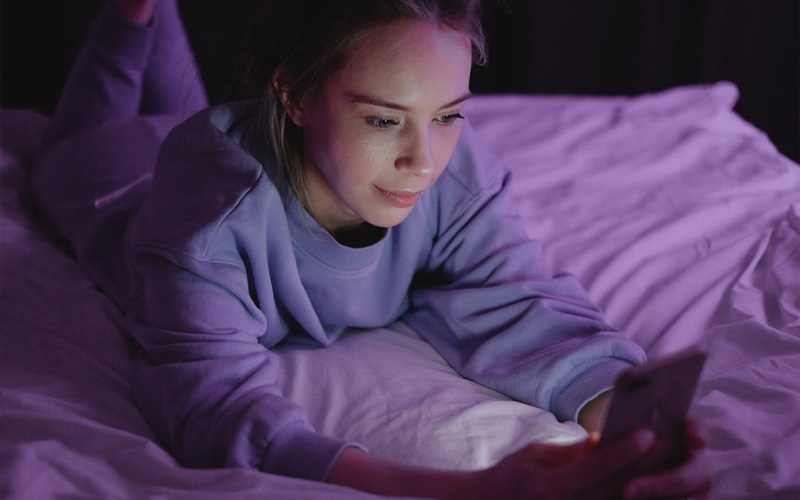 Here’s What Happens When You Use Your Phone Before Bedtime – Habits ...