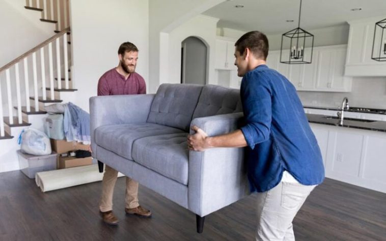 What Social Etiquette Experts Claim a Good Neighbor Should Never Do ...