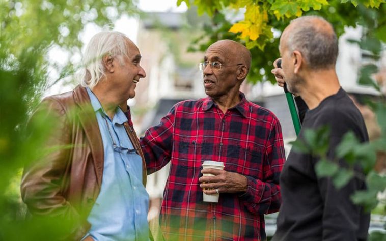 What Social Etiquette Experts Claim a Good Neighbor Should Never Do ...