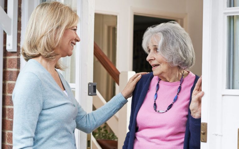 What Social Etiquette Experts Claim a Good Neighbor Should Never Do ...