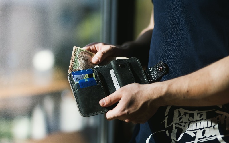10 Items You Must Never Carry Around Inside Your Wallet – Habits & Routines